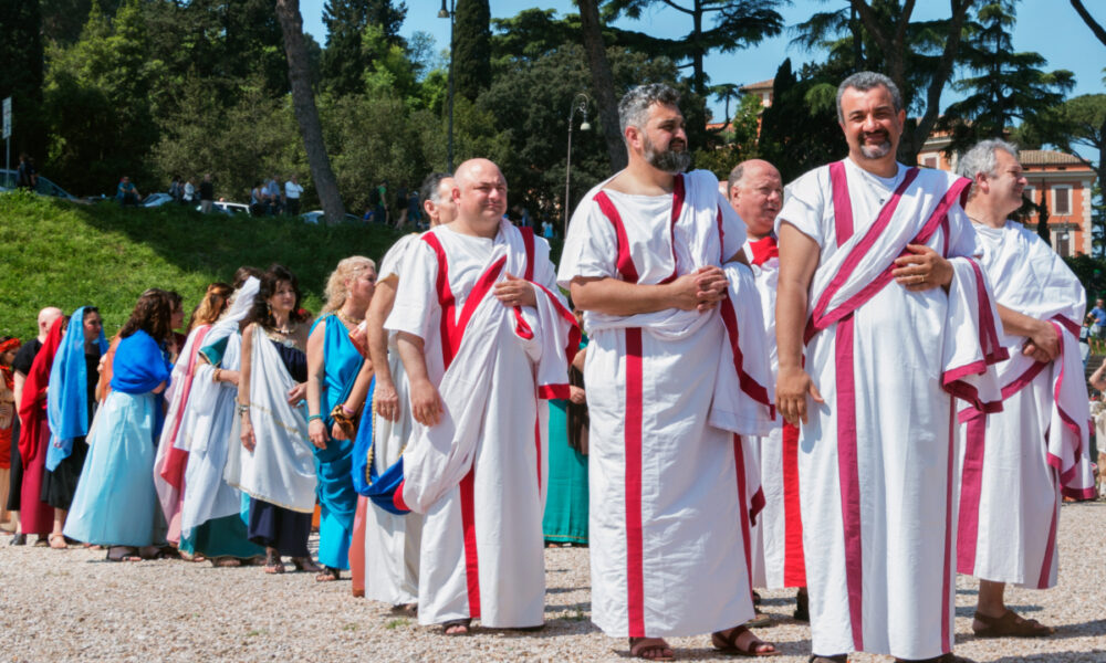 Tóga: Římský „národní kroj“ dělá lidem vrásky na čele – EpochálníSvět.cz
