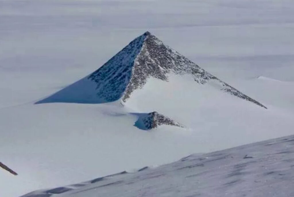 Pyramida v Antarktidě? Satelitní snímek hýbe internetem – EpochálníSvět.cz